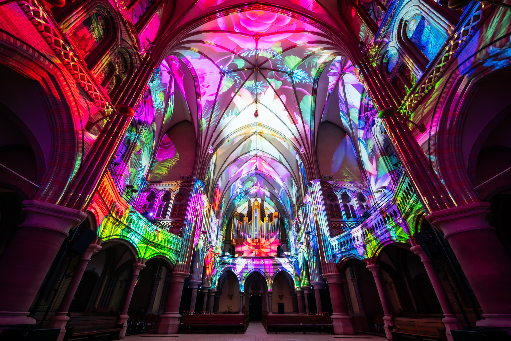 „Genesis“ verwandelt Nürnberger Peterskirche in ein Meer aus Licht ...
